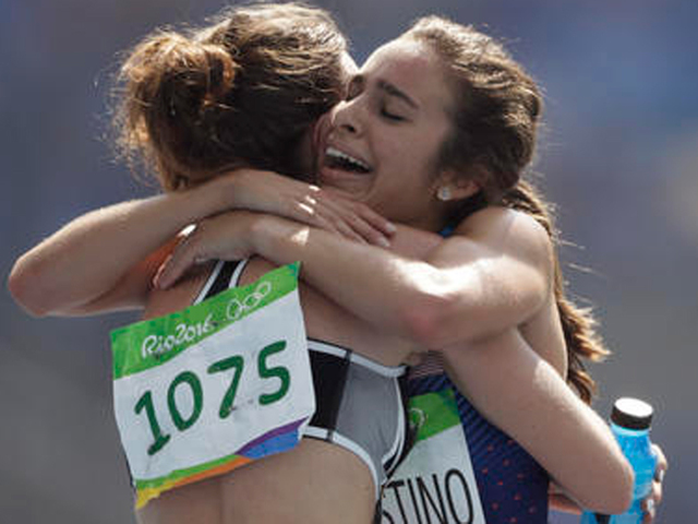 U.S. runner Abbey D'Agostino helps New Zealand runner Nikki Hamblin ...