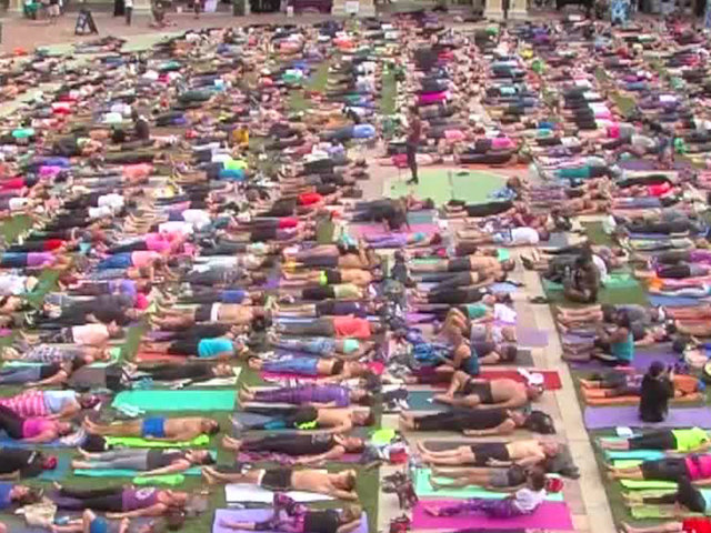 2,000 people gather for yoga in Boca Raton to start 2018 - wptv.com